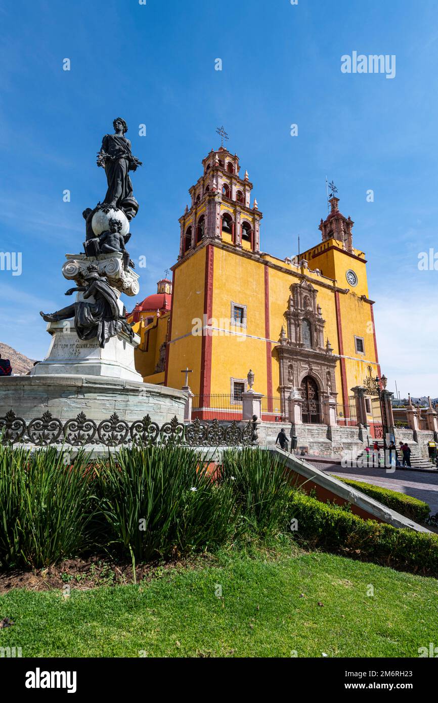 Monumento a La Paz before the Basilica Colegiata de Nuestra Senora ...