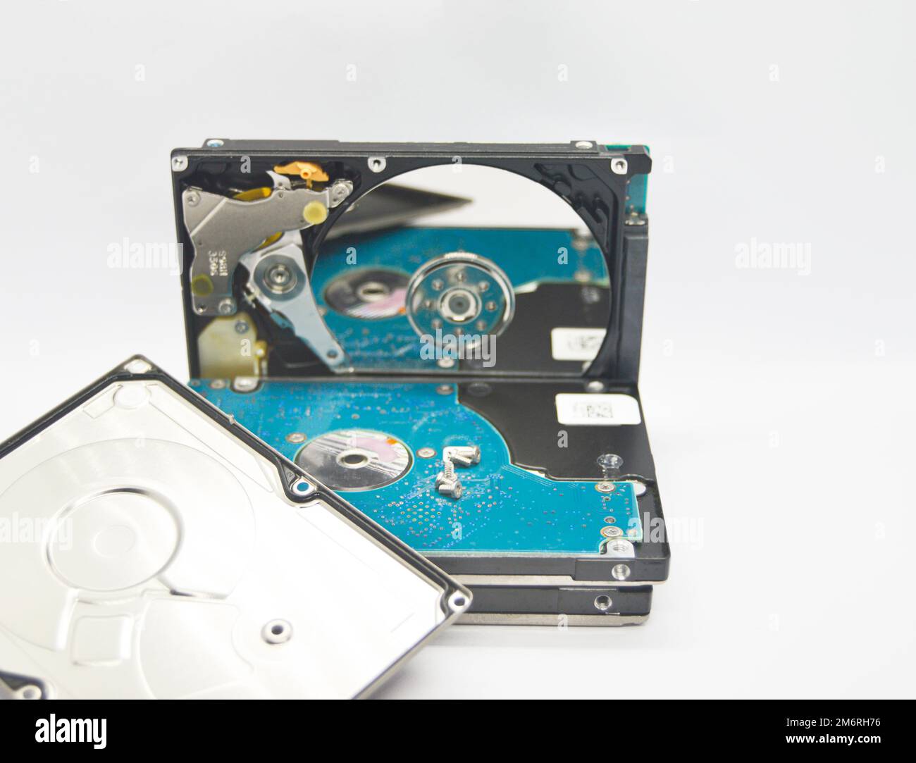 2.5-inch spinning disk type hard drive images are still commonly used ...