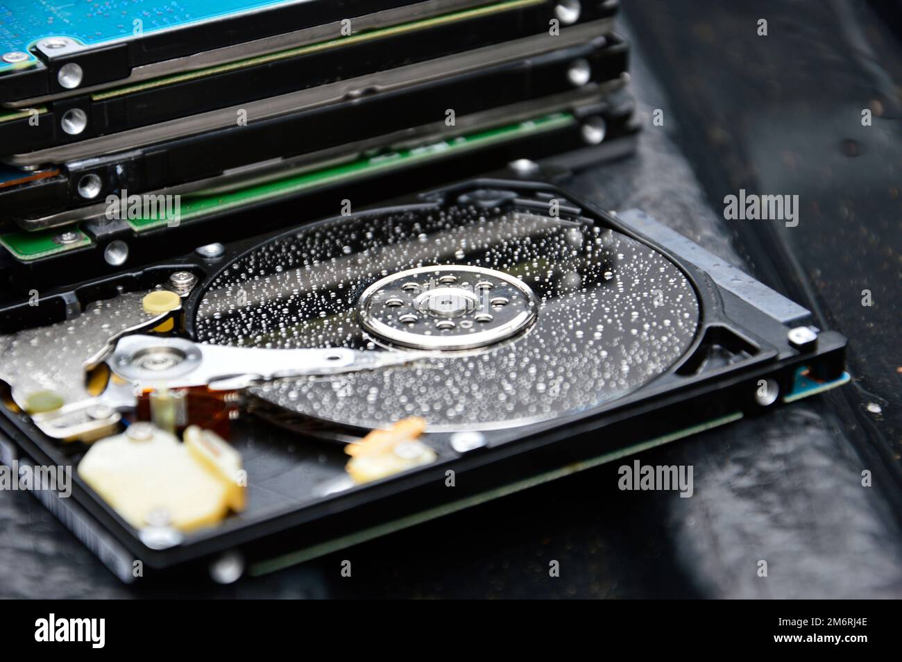 2.5-inch spinning disk type hard drive images are still commonly used ...