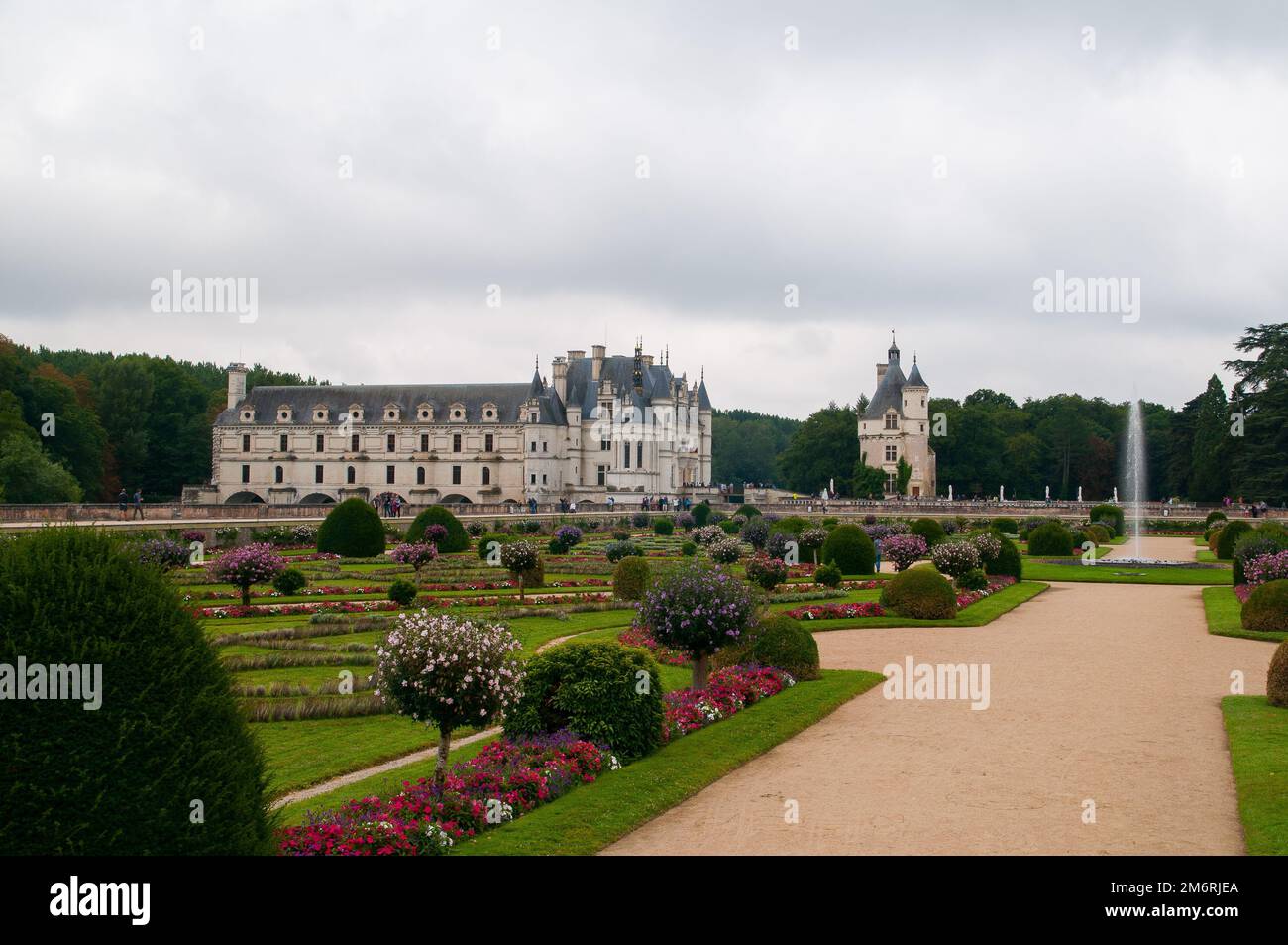 French chateau spanning the river cher hi-res stock photography and ...