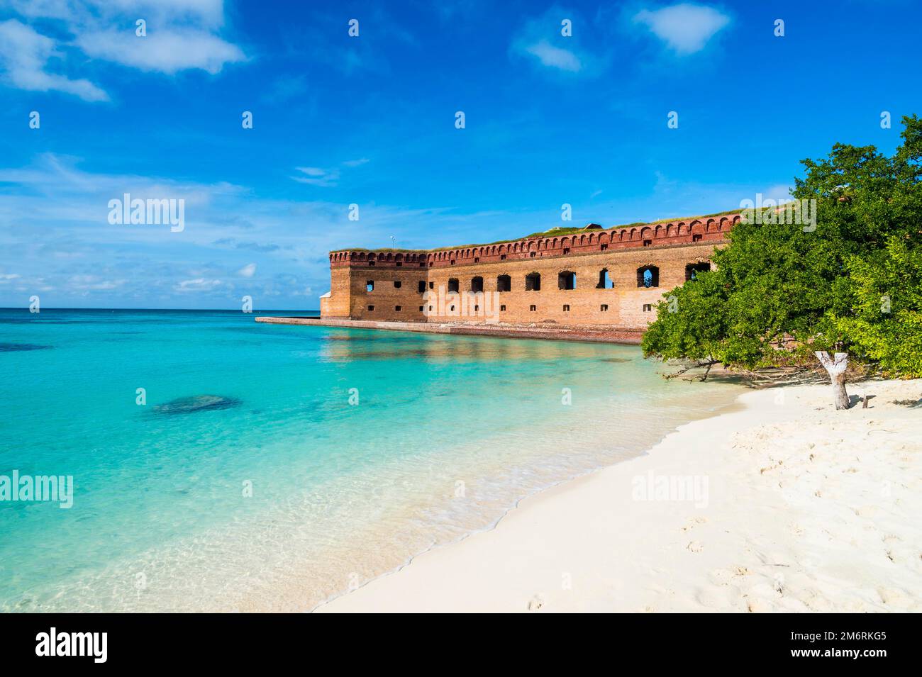 White sand beach and turquoise waters before Fort Jefferson, Dry ...