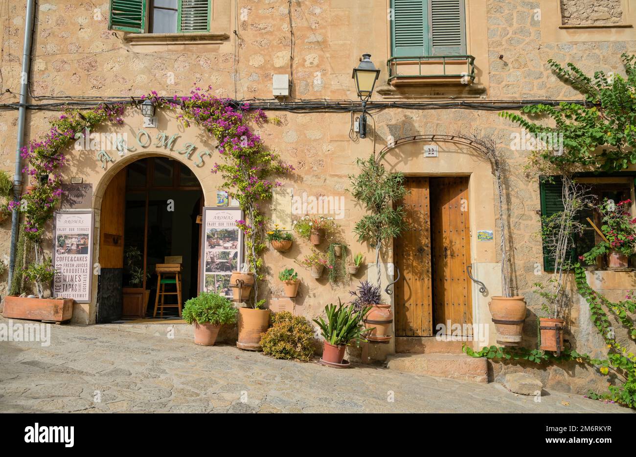 Blumentöpfe, Restaurant, Altstadt, Valldemossa, Mallorca, Spanien Stock ...