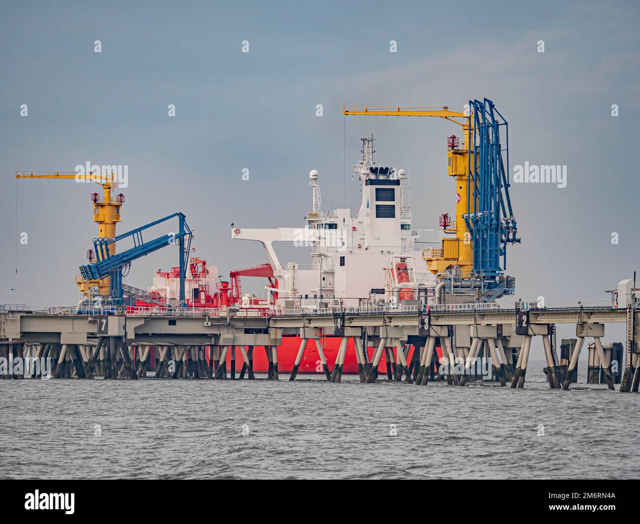 Ship with gas in the port of Wilhelmshaven, Wilhelmshaven, Lower Saxony ...