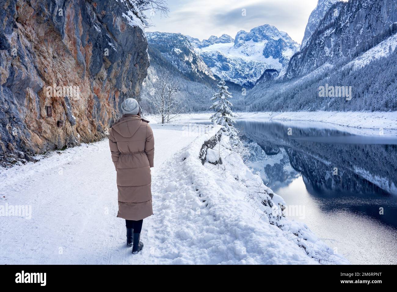 Beautiful snowy winter landscape with Dachstein mountain and Gosausee ...