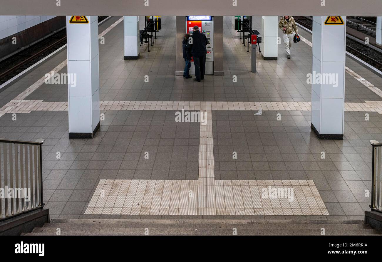 Lower platform of Potsdamer Platz underground station, Berlin, Germany ...