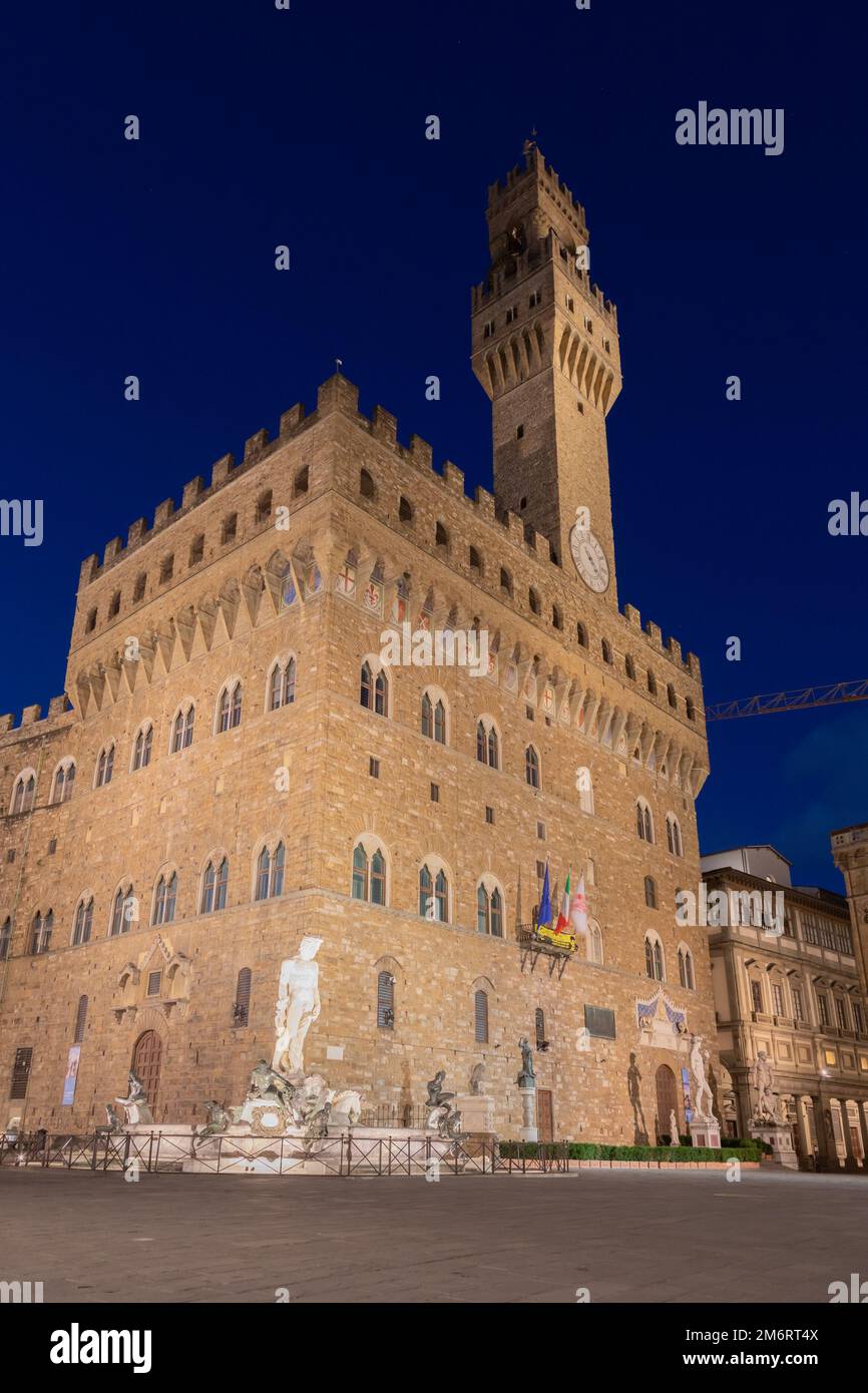Florence architecture illuminated by night, Piazza della Signoria ...