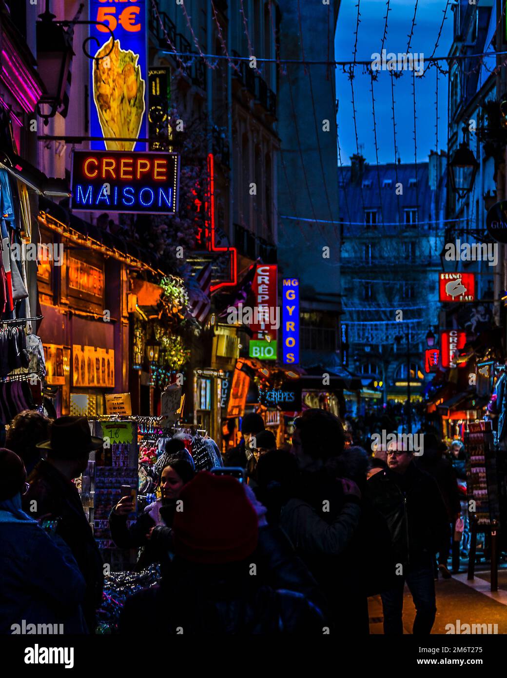 Cafe restaurant paris crowded hi-res stock photography and images - Alamy