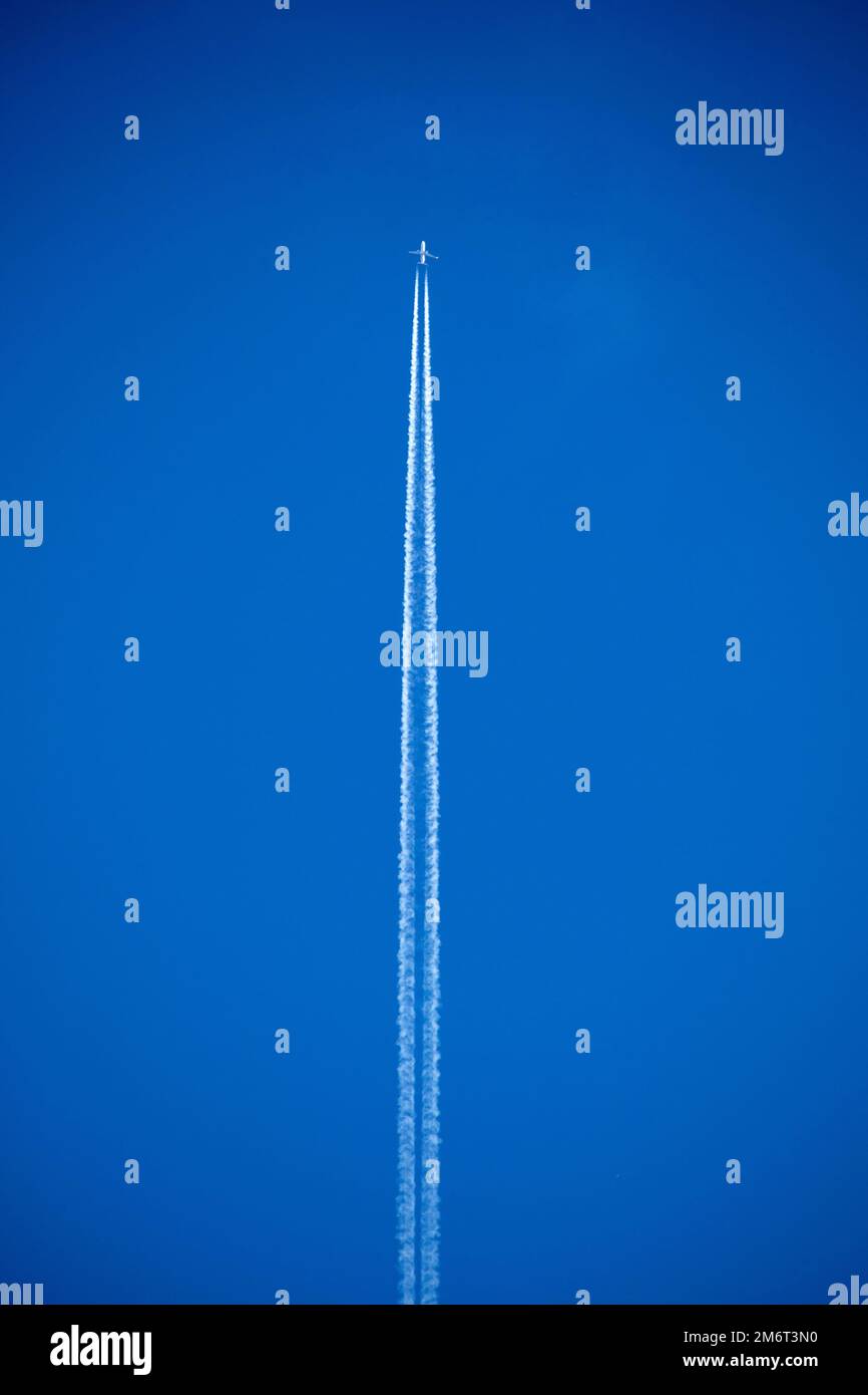 The trails in the sky that leave the planes in flight Stock Photo - Alamy