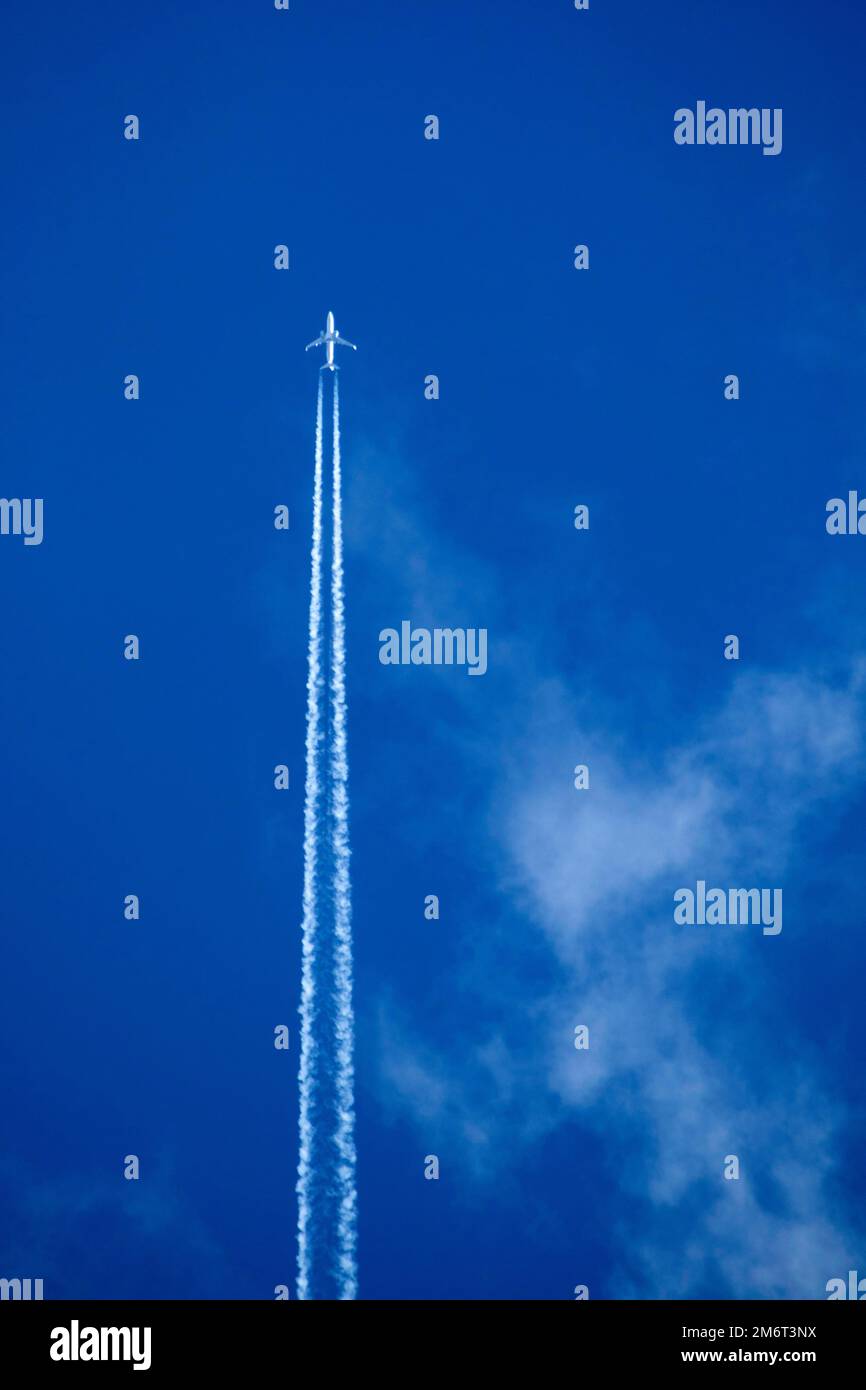 The trails in the sky that leave the planes in flight Stock Photo - Alamy