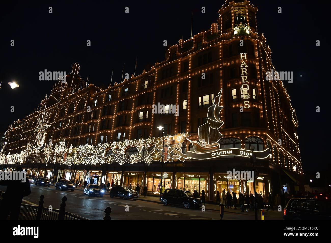 Harrods location hi-res stock photography and images - Alamy