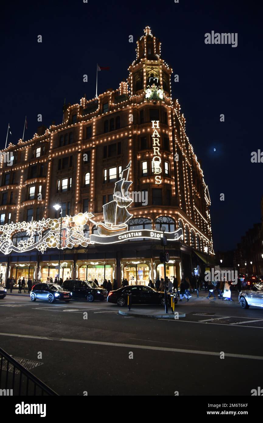 Harrods location hi-res stock photography and images - Alamy