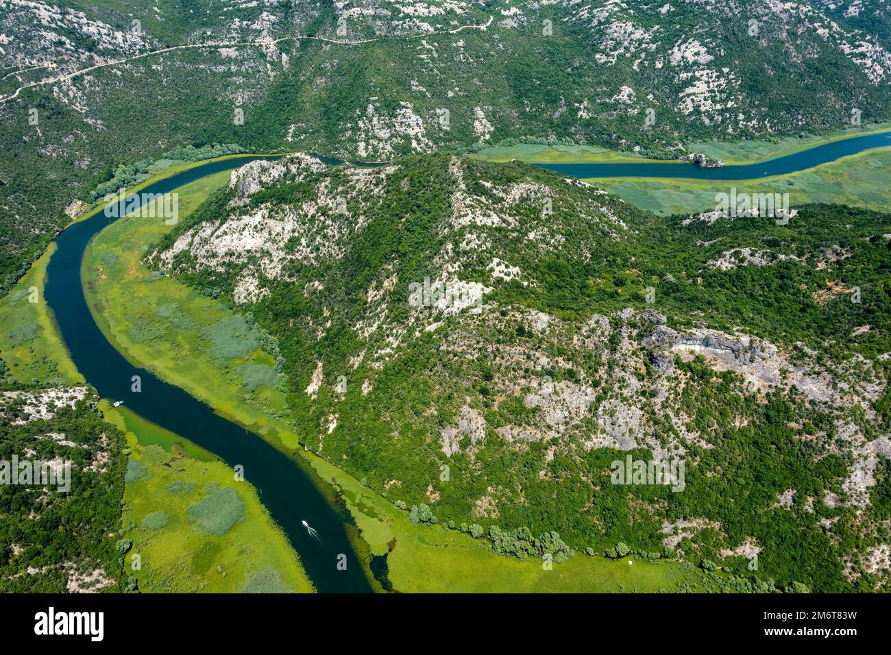 Scenic landscape flowing river hi-res stock photography and images - Alamy