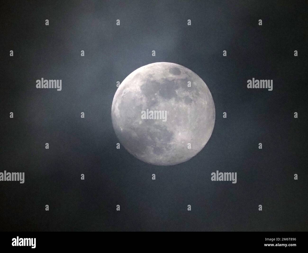 Sheerness, Kent, UK. 5th Jan, 2023. UK Weather: the nearly full 'Wolf ...