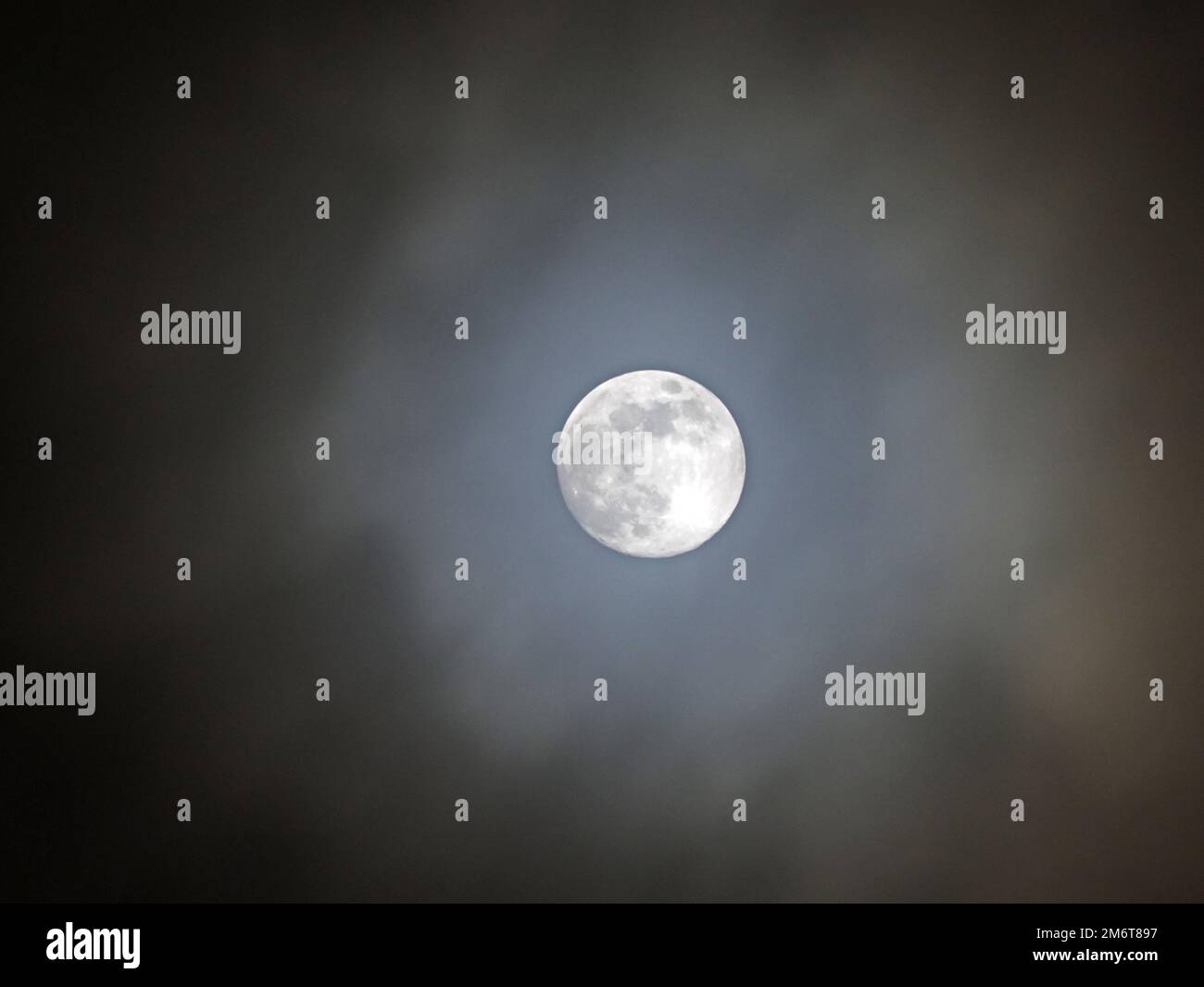 Sheerness, Kent, UK. 5th Jan, 2023. UK Weather: the nearly full 'Wolf ...