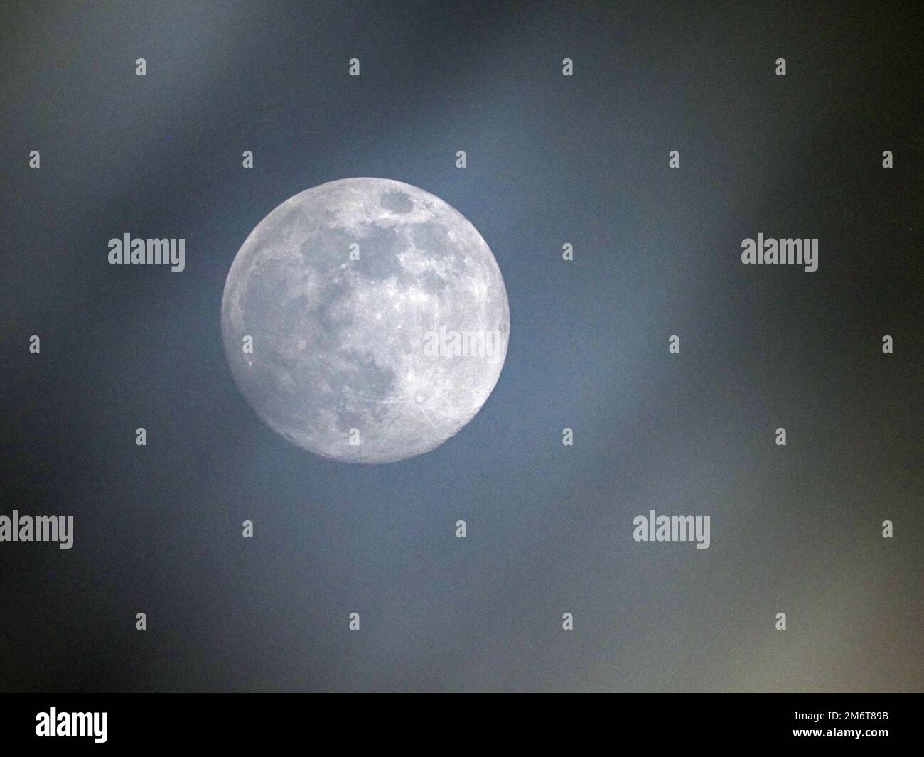 Sheerness, Kent, UK. 5th Jan, 2023. UK Weather: the nearly full 'Wolf ...