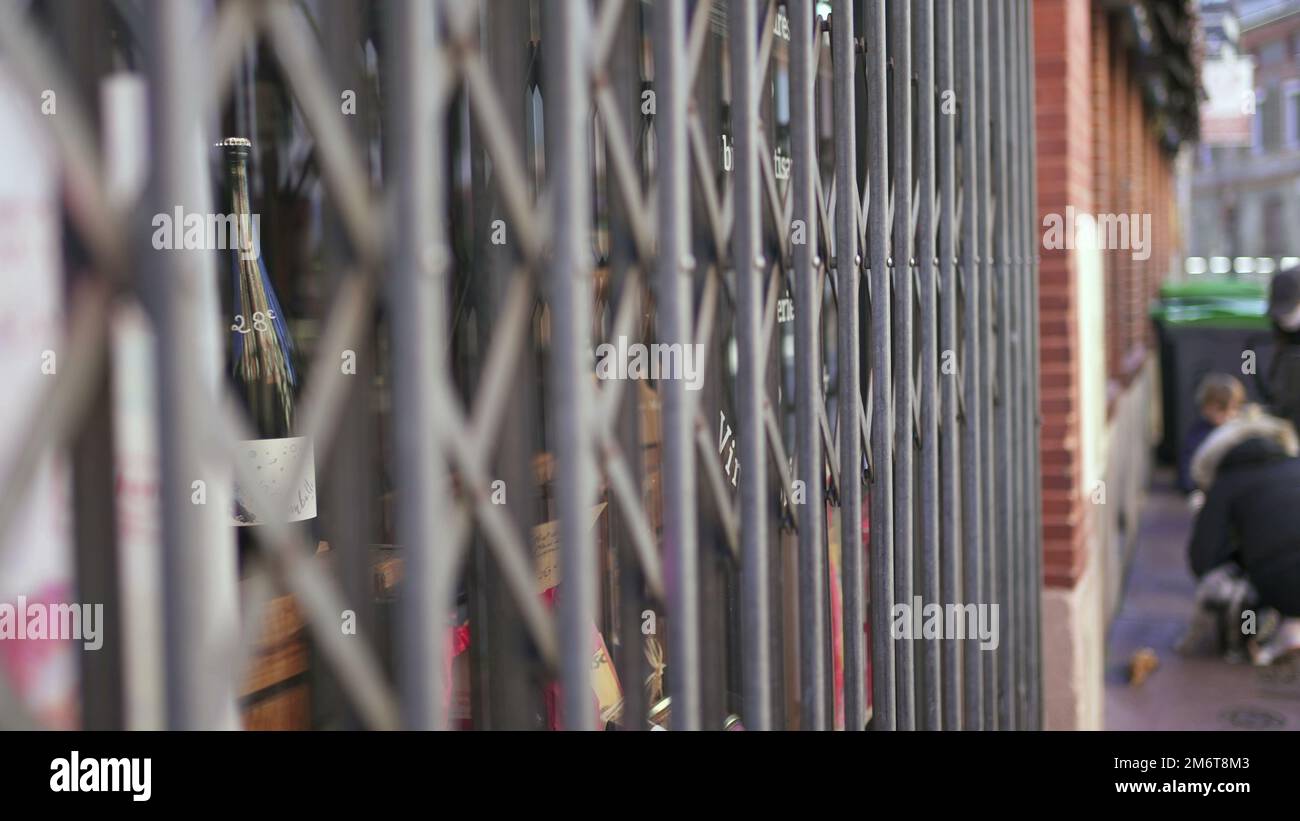 Gate store closed during lockdown3 Stock Photo - Alamy
