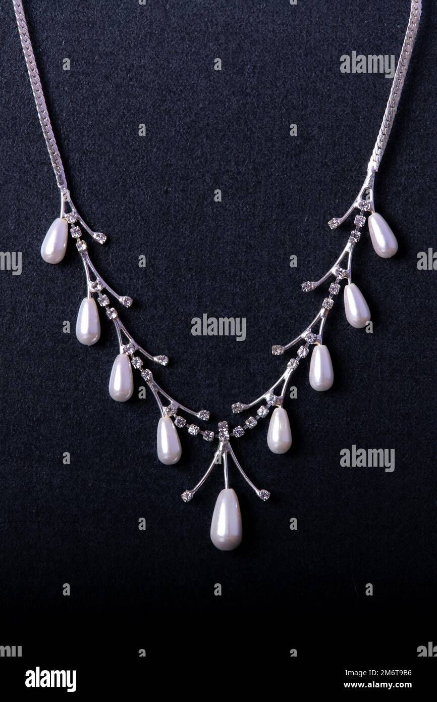 Pearls black and white hi-res stock photography and images - Alamy