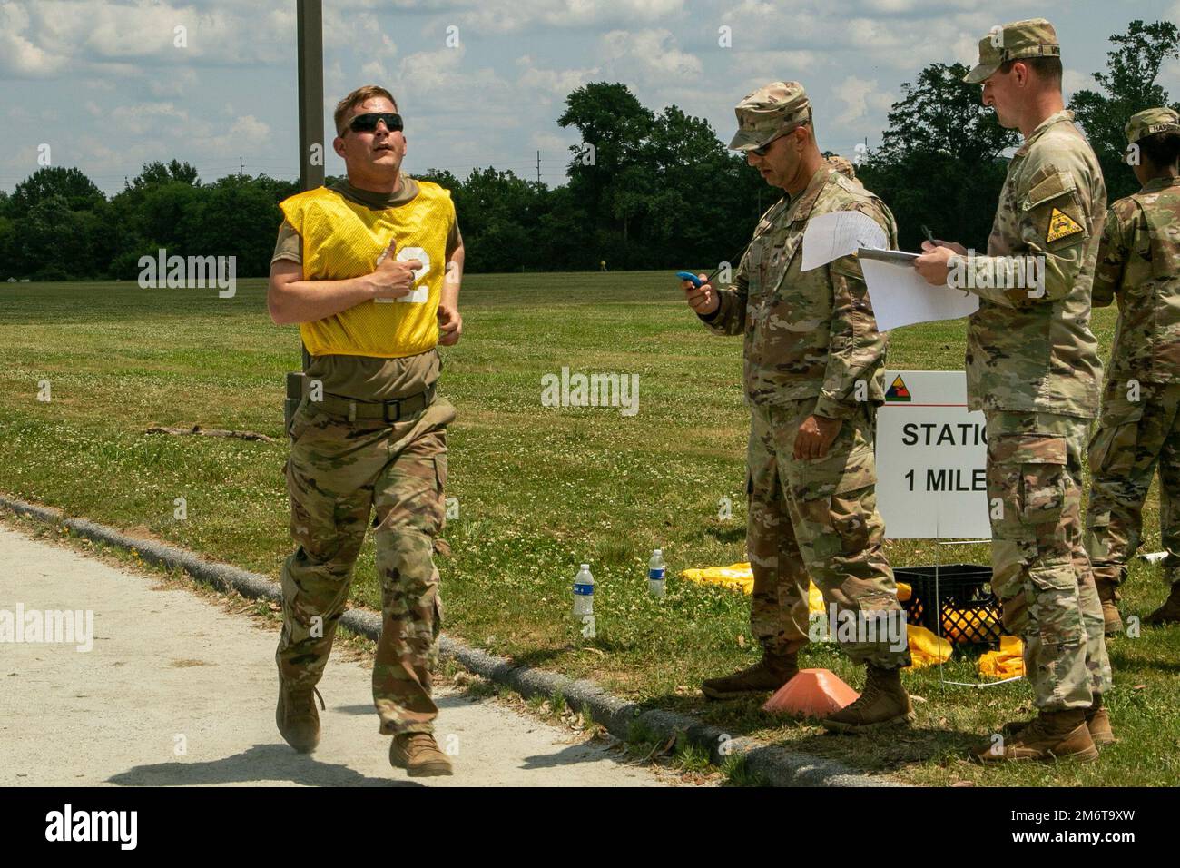 Physical combat proficiency test hi-res stock photography and images ...
