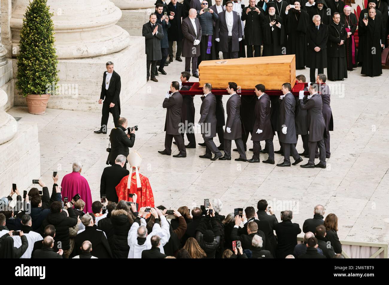 Rome, Catanzaro, Italy. 5th Jan, 2023. Servicemen seen carrying the ...