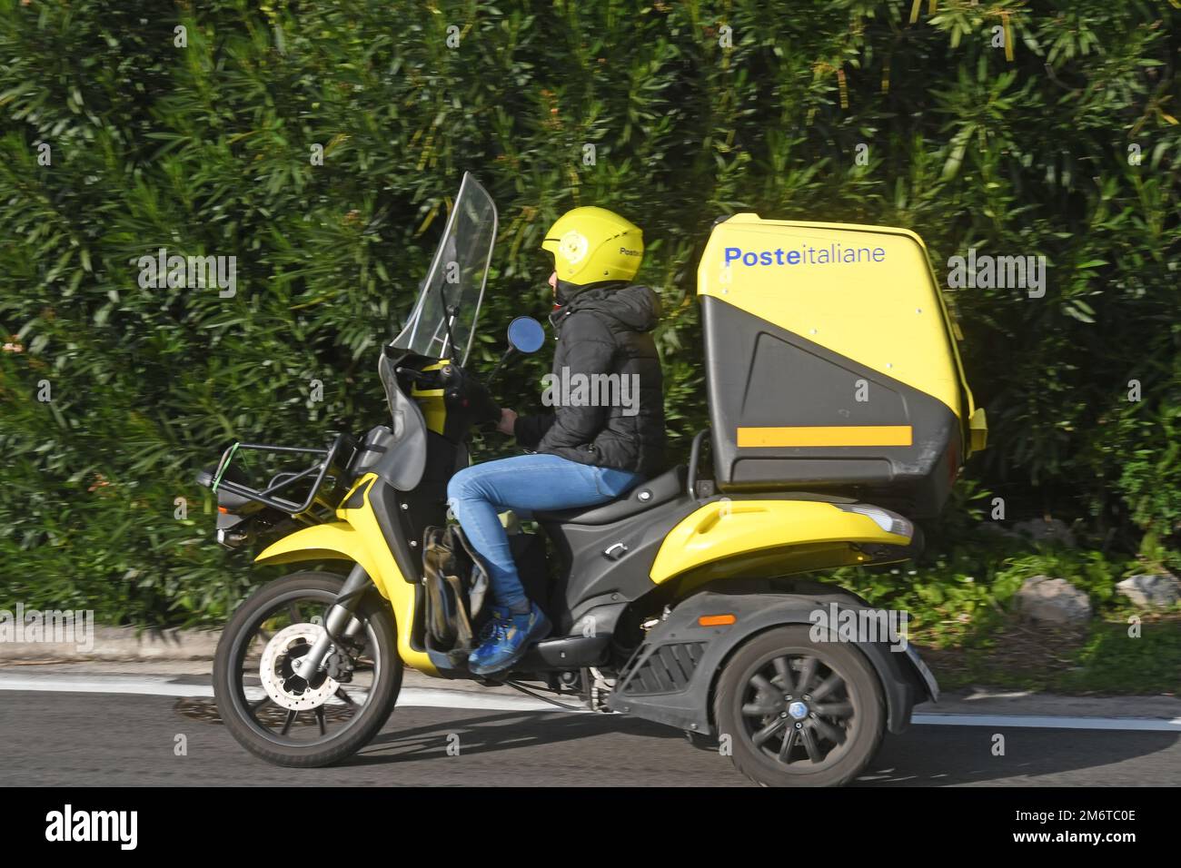 Poste italiane logo hi-res stock photography and images - Alamy