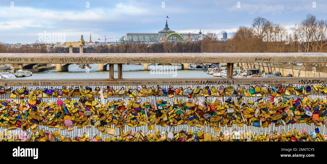 Locks at ponts des art, paris Stock Photo - Alamy