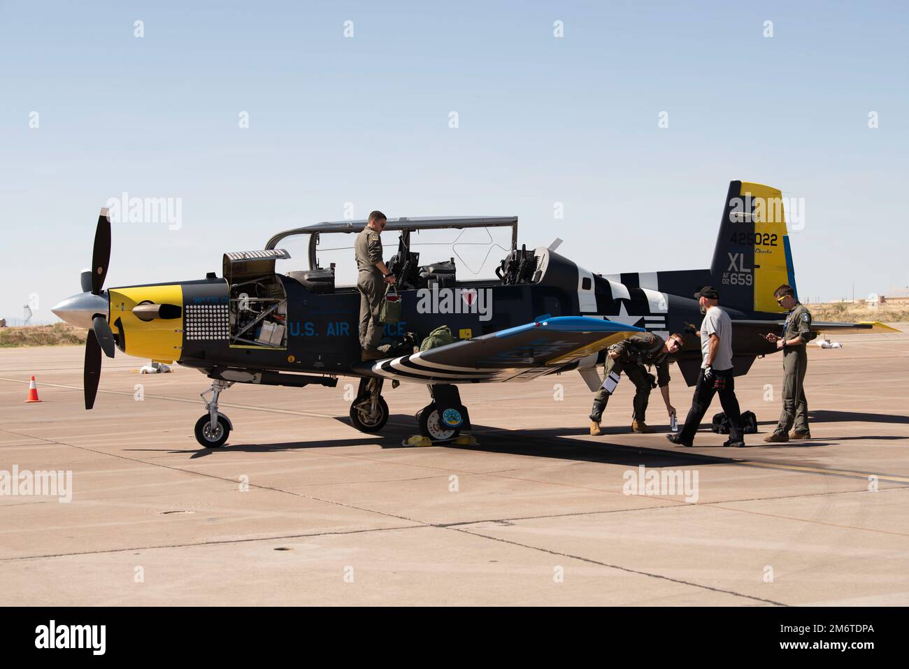 A T-6A Texan II from Laughlin Air Force Base arrives at Holloman Air ...