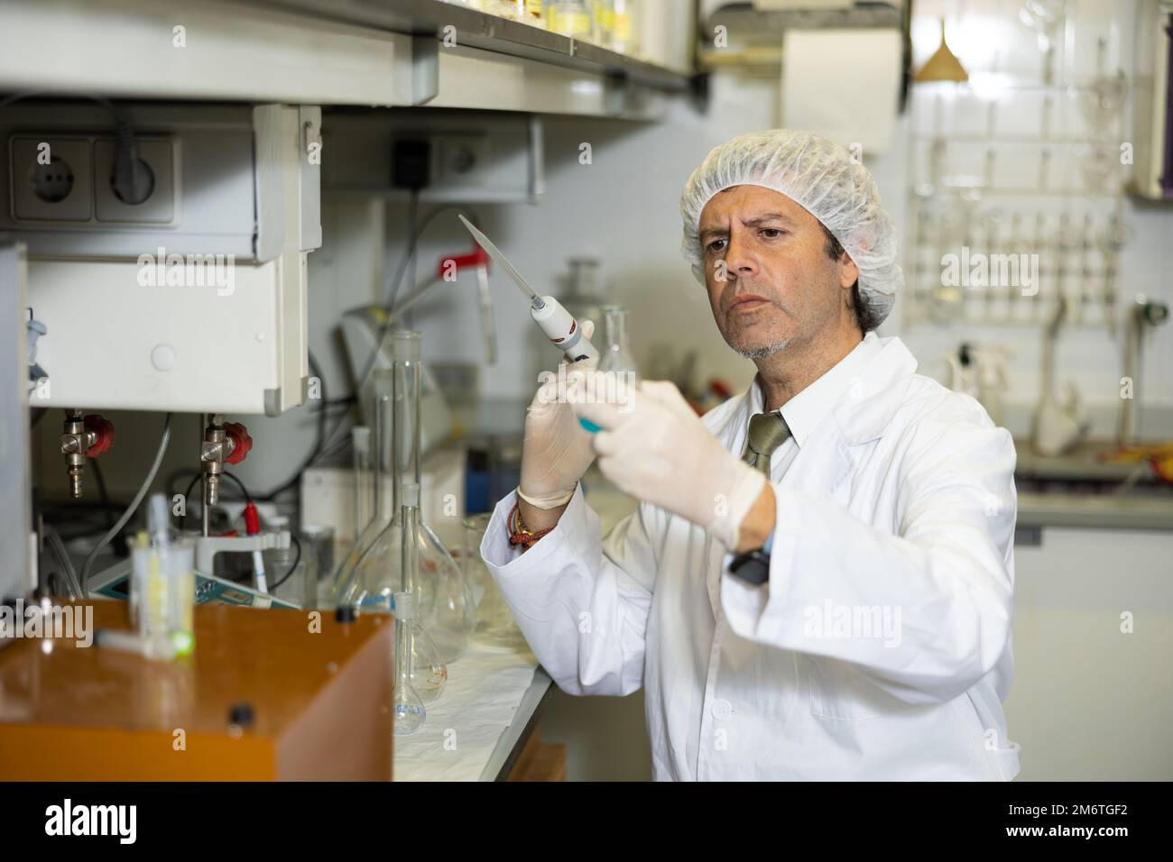 Male laboratory assistant vaccine hi-res stock photography and images ...
