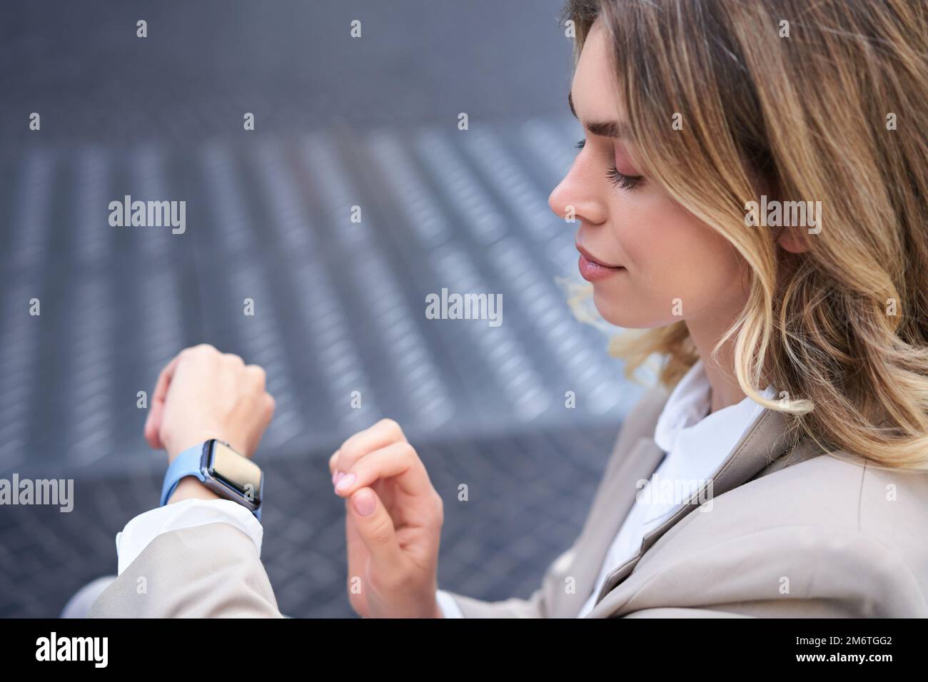 Business woman happy reading hi-res stock photography and images - Alamy