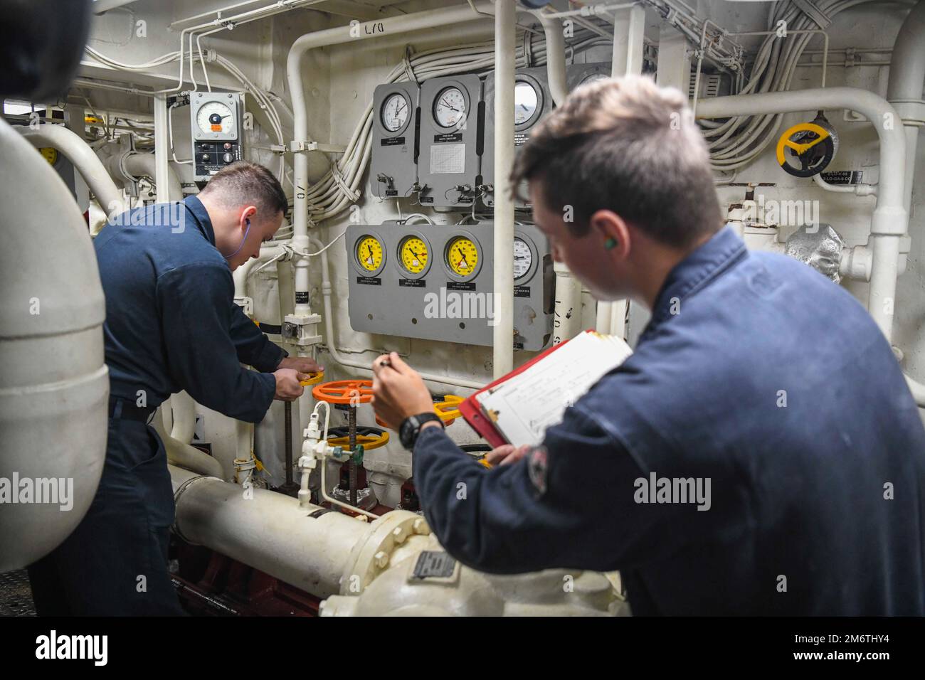 220505-N-DO281-1036 ATLANTIC OCEAN (May 5, 2022) Electrician's Mate 2nd ...