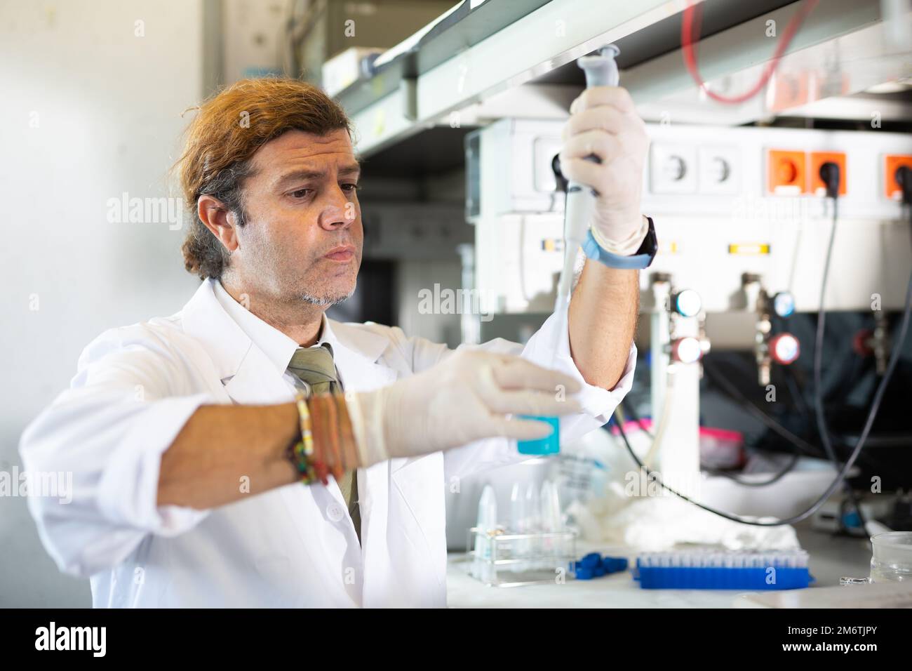 Research and inspection testing laboratory hi-res stock photography and ...