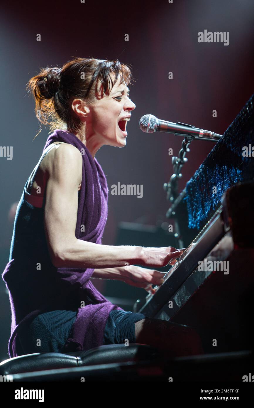 Fiona apple singer hi-res stock photography and images - Alamy
