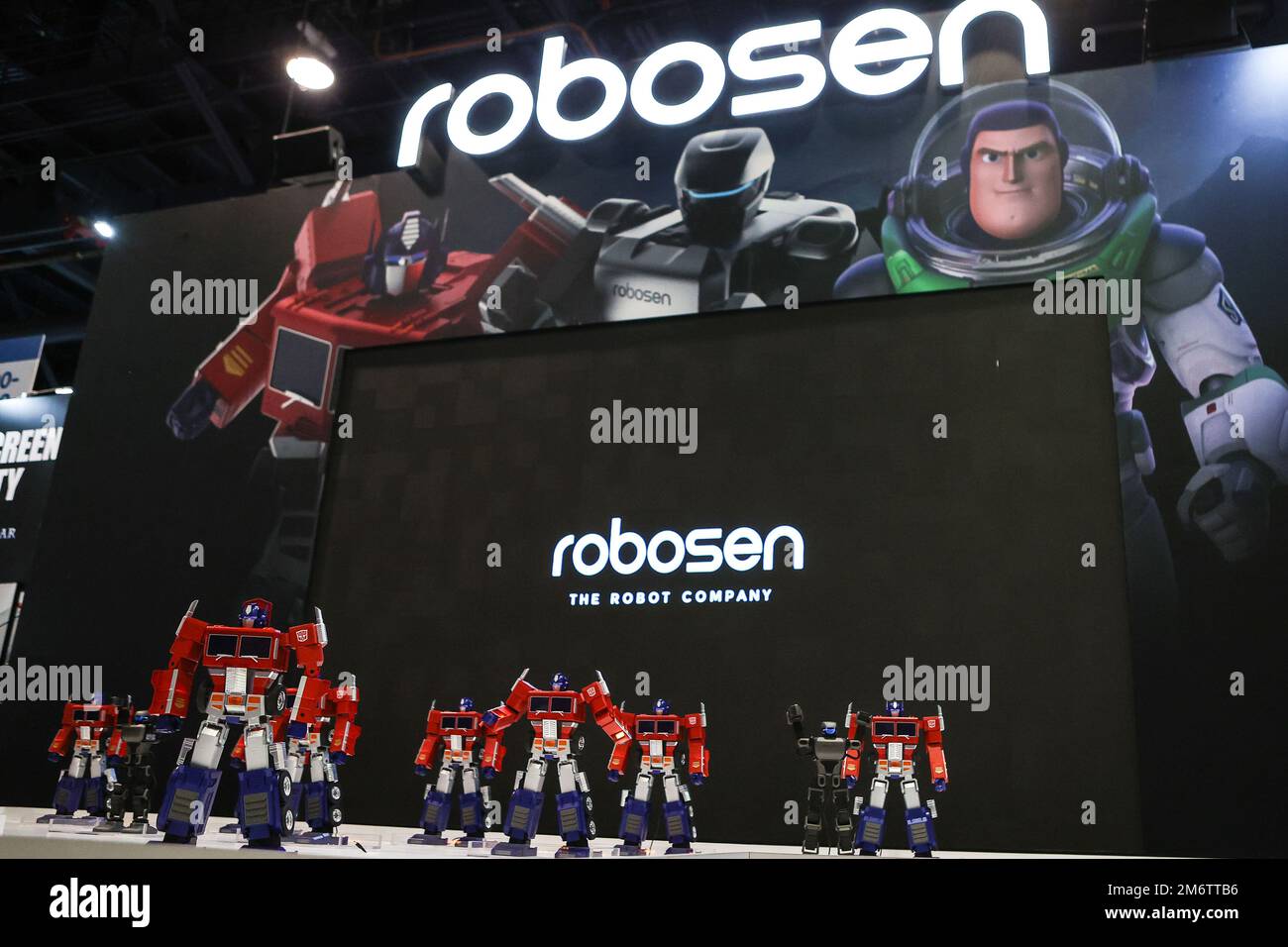 Las Vegas, NV, USA. 5th Jan, 2023. Several Robosen Optimus Prime robots ...