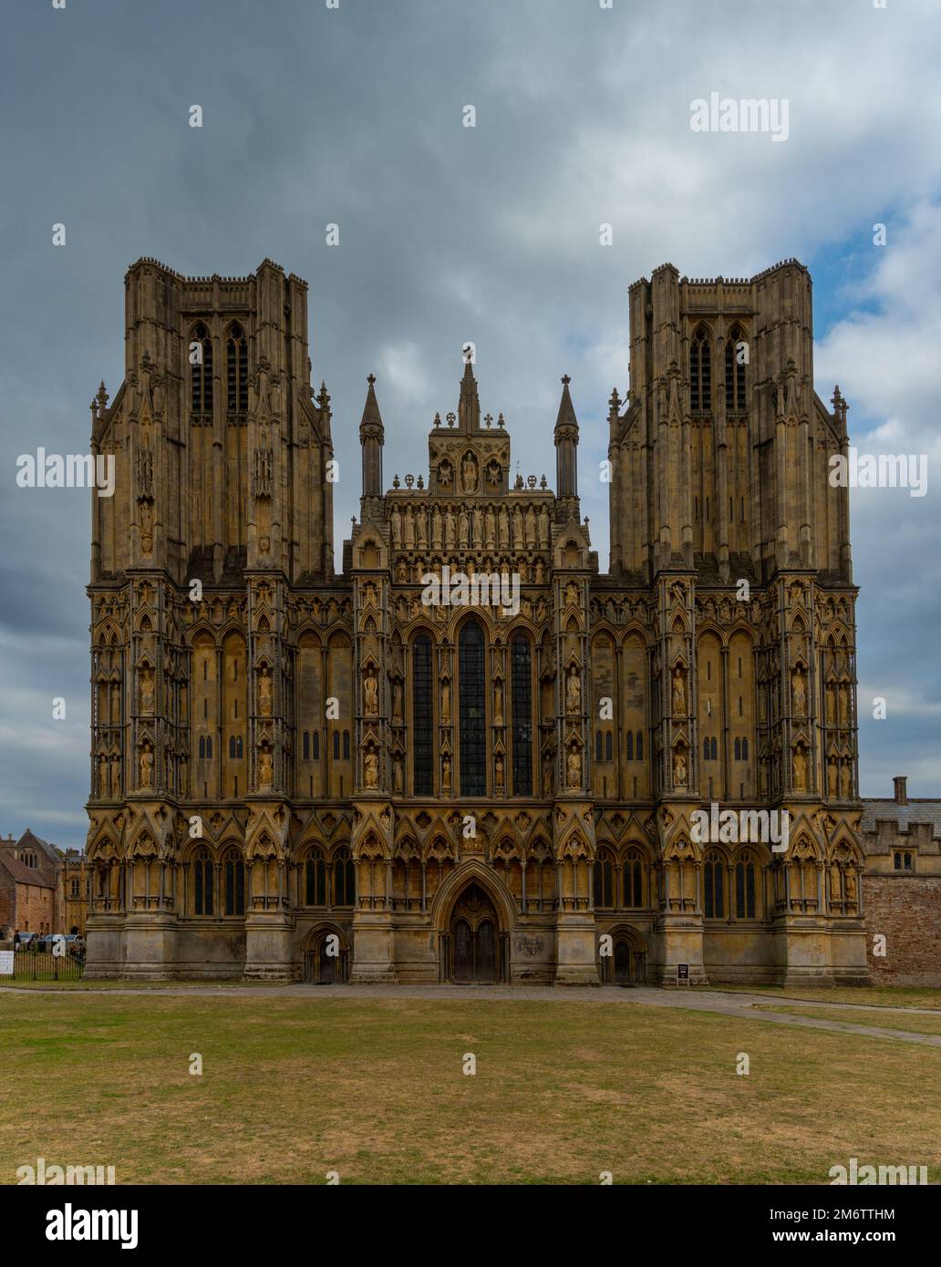 Twin wells hi-res stock photography and images - Alamy