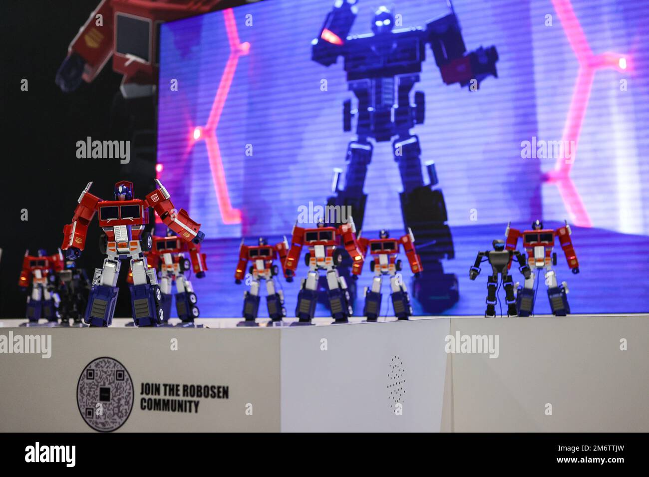 Las Vegas, NV, USA. 5th Jan, 2023. Several Robosen Optimus Prime robots ...