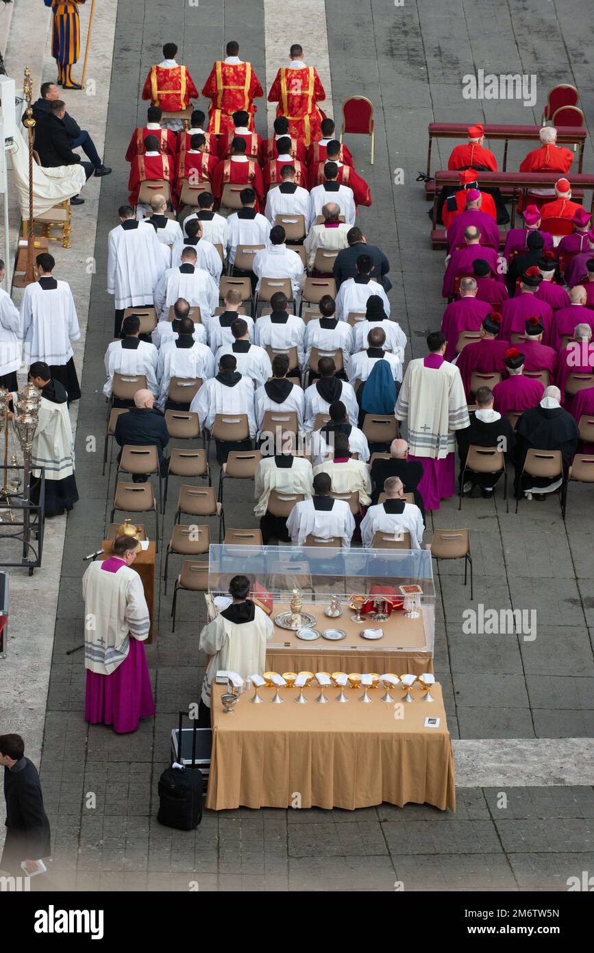 January 05, 2023 - St Peter's Basilica, Vatican: Pope Benedict XVI ...