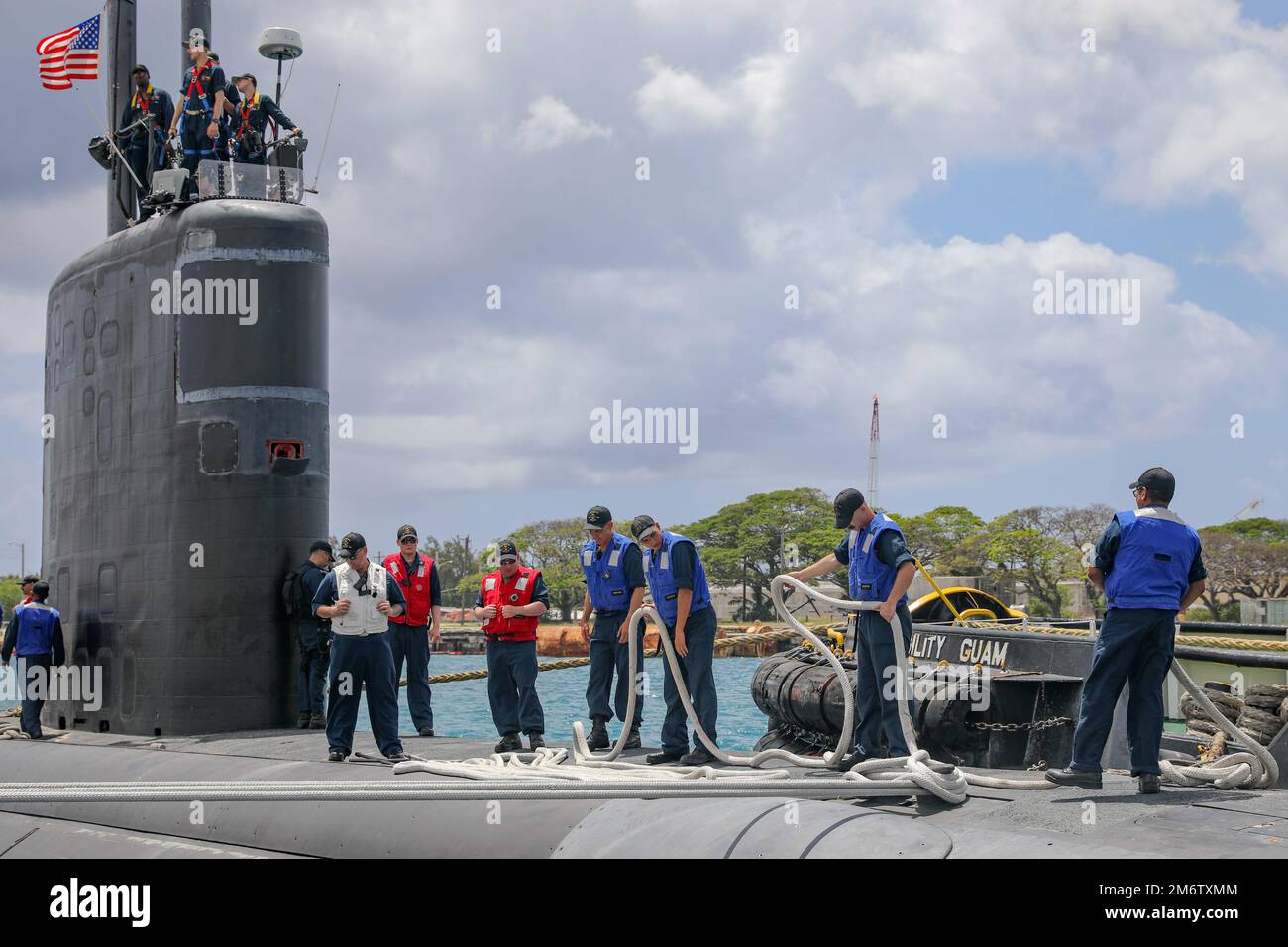 APRA HARBOR, Guam – The Los Angeles-class fast-attack submarine USS ...