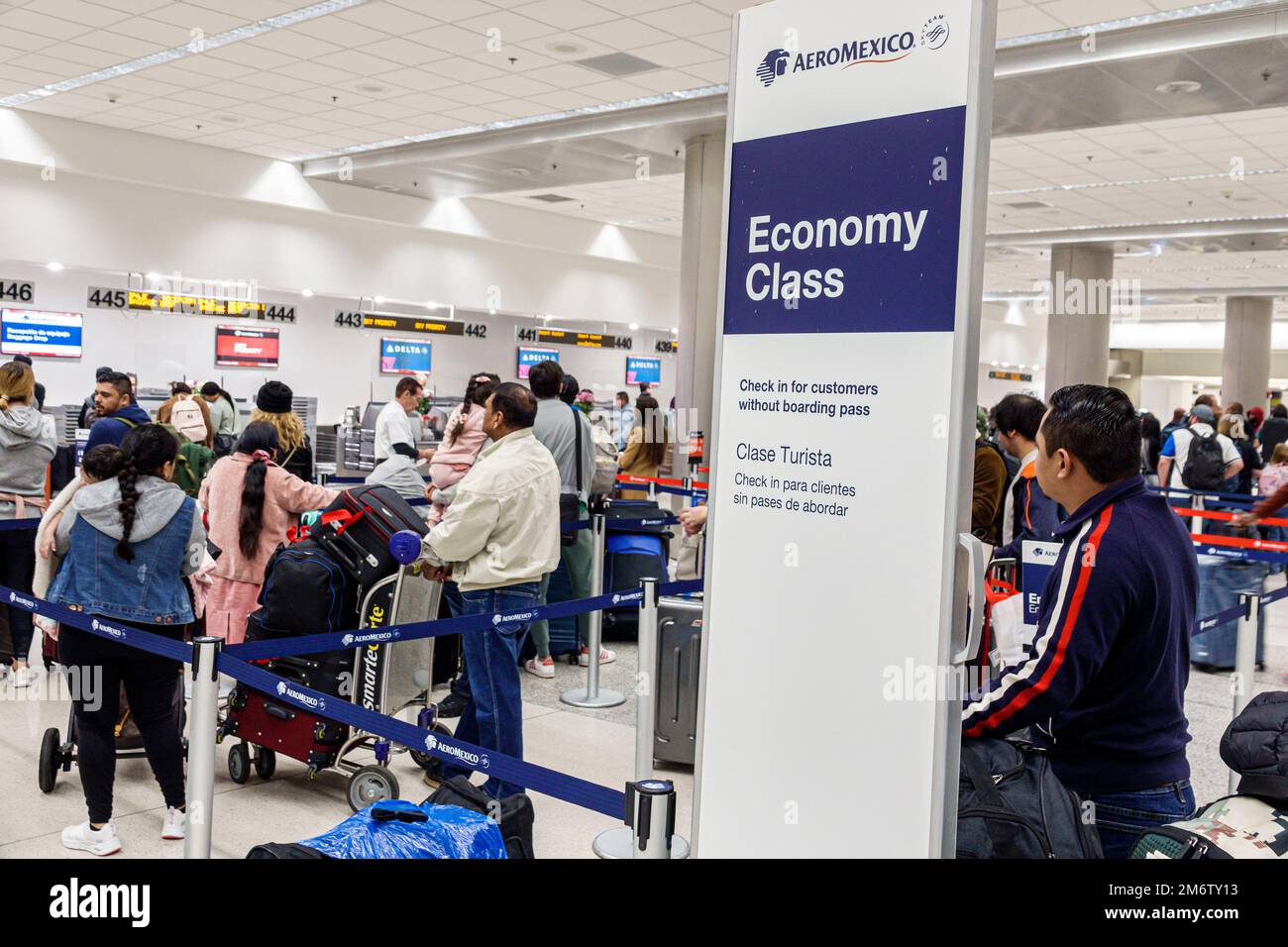 Aeromexico check in counter hi-res stock photography and images - Alamy