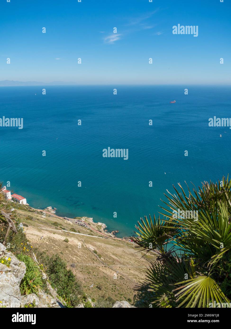 La mer Méditerranée et le détroit de Gibraltar, vue du haut du rocher ...