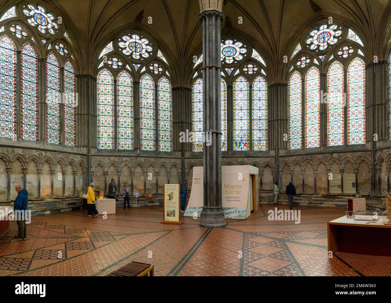 Inside chapter house salisbury cathedral hi-res stock photography and ...