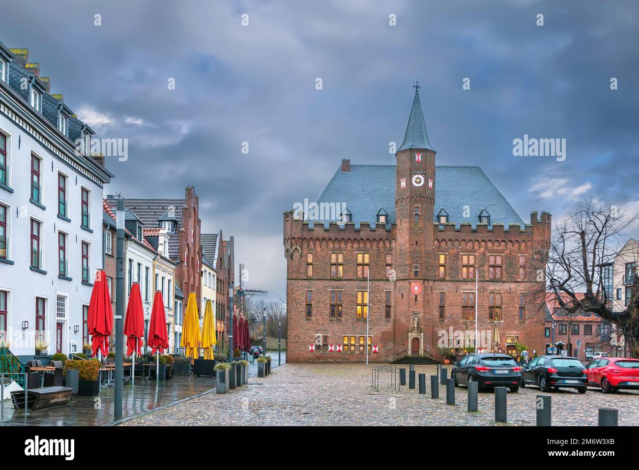 Historical town hall square hi-res stock photography and images - Alamy