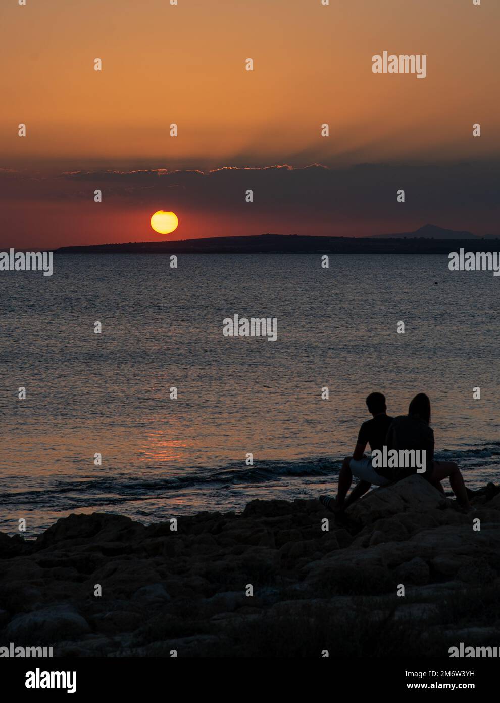 Lovers at beach at night hi-res stock photography and images - Alamy