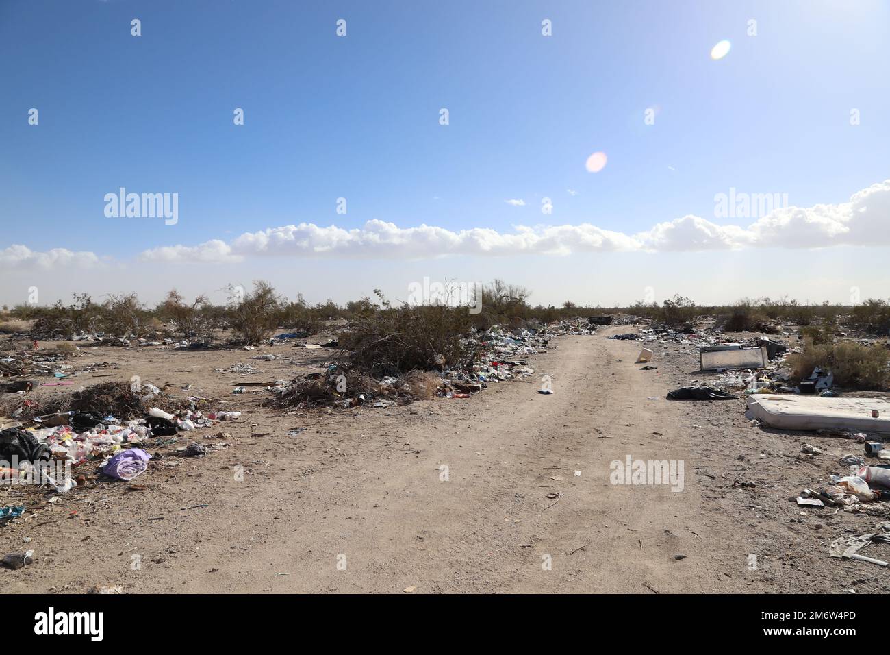 Desert trash hi-res stock photography and images - Alamy