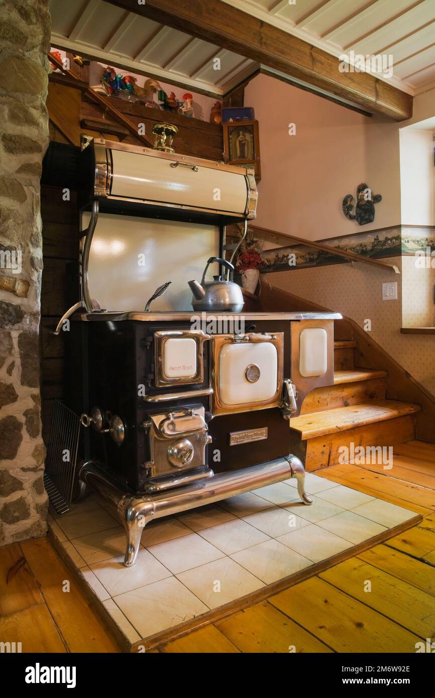Cookstove hi-res stock photography and images - Alamy