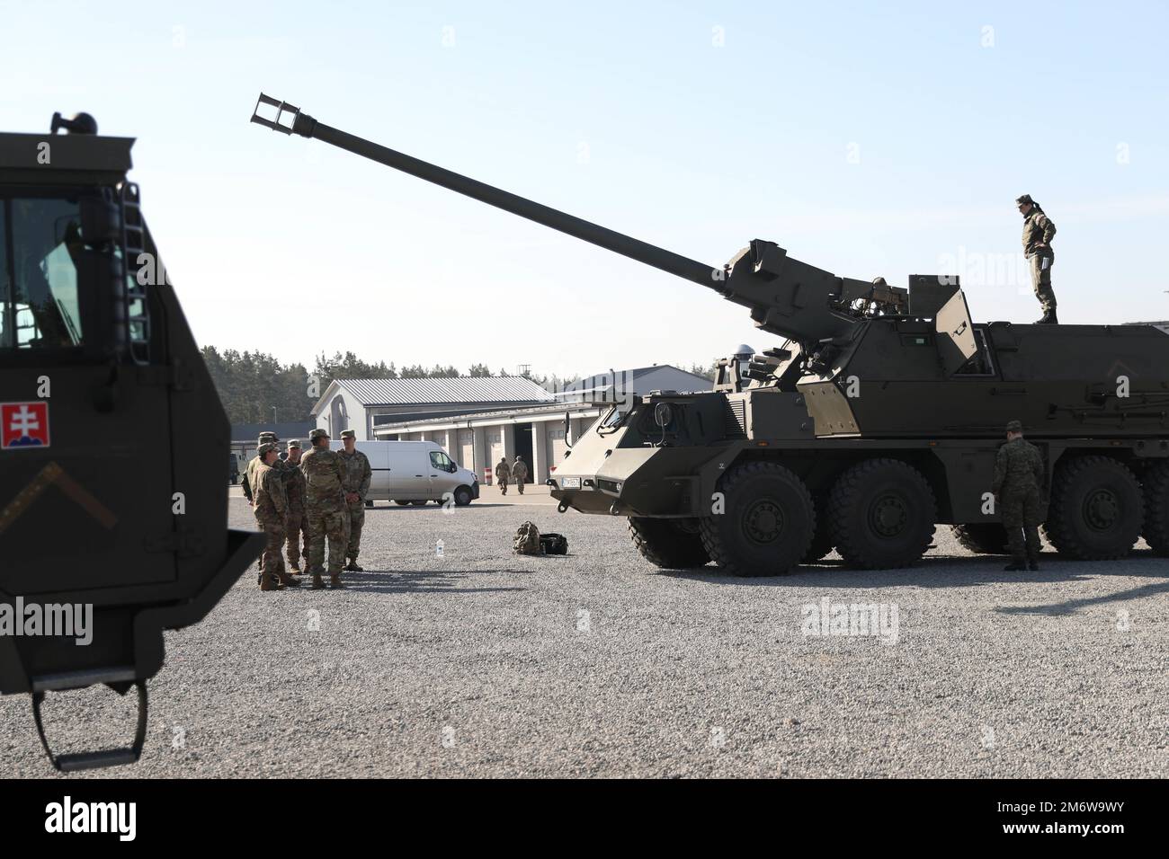 U.S. Soldiers assigned to 1st Infantry Division Artillery (DIVARTY ...