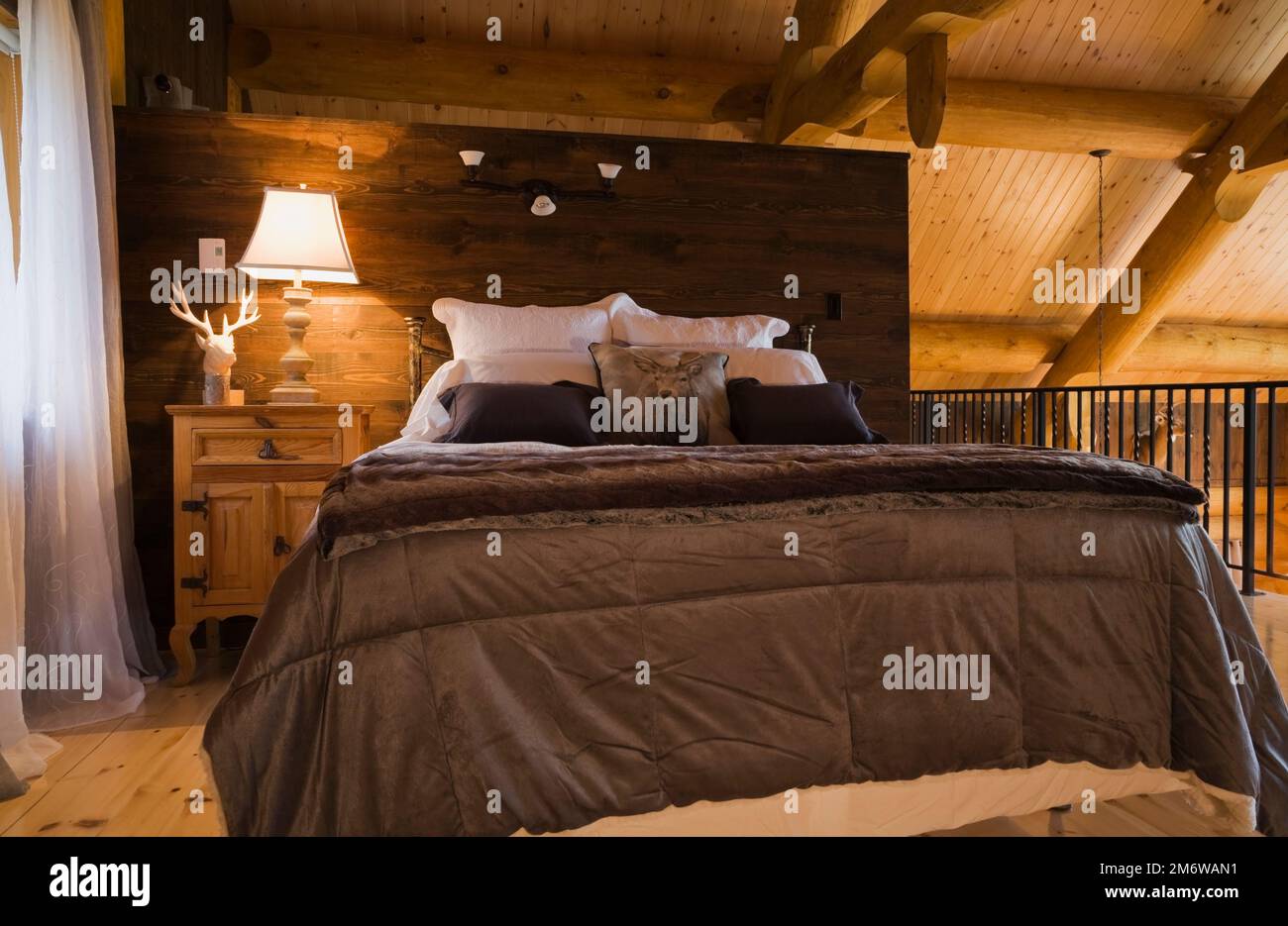 Mezzanine inside cottage style log hi-res stock photography and images ...