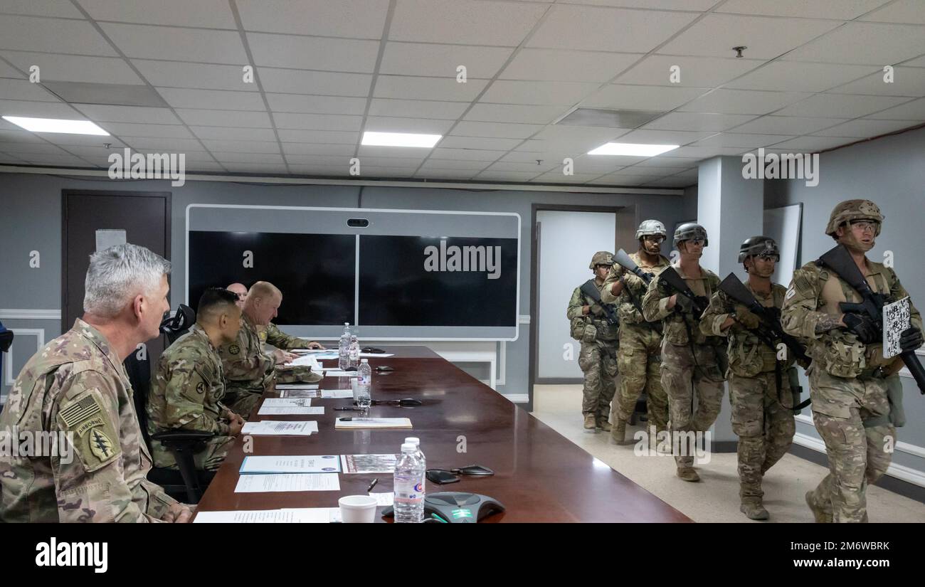 U.S. Army soldiers of the 1-163 Combined Arms Battalion march in to ...