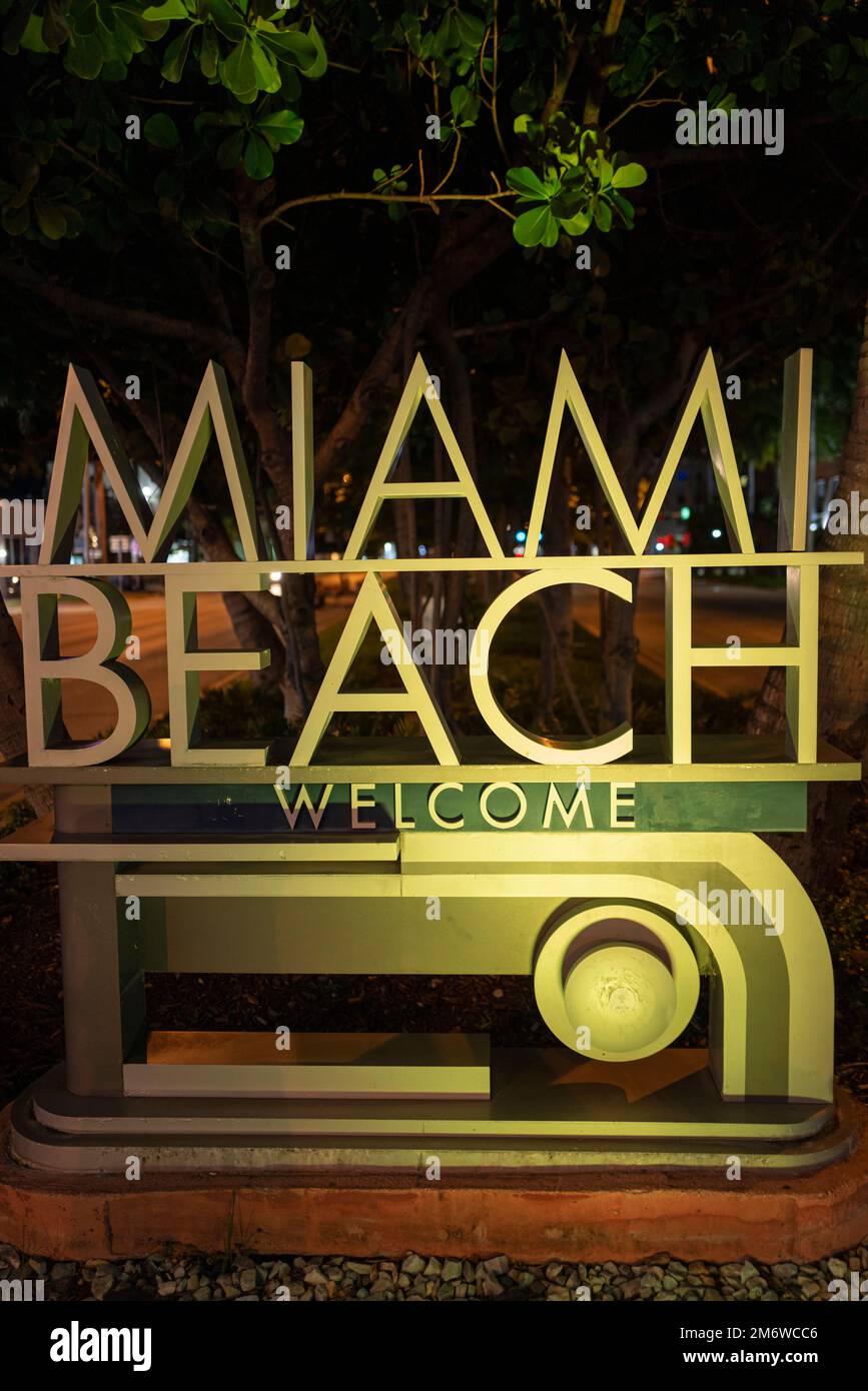 Miami beach night sign. Miami Beach welcome sign Stock Photo - Alamy