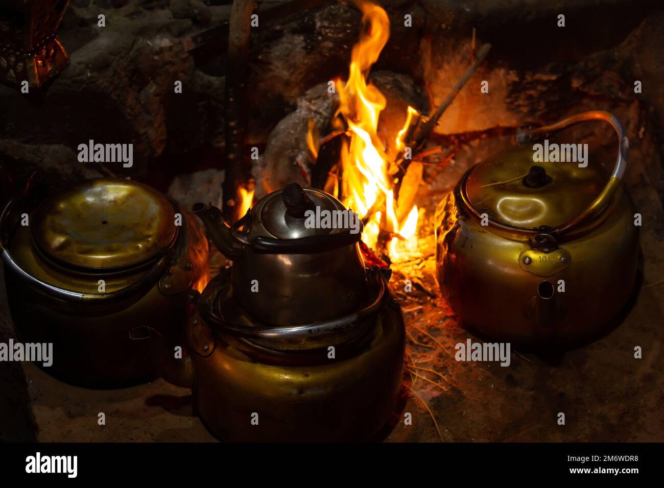 Kettle with Bedouin tea on campfire, Jordan Stock Photo - Alamy