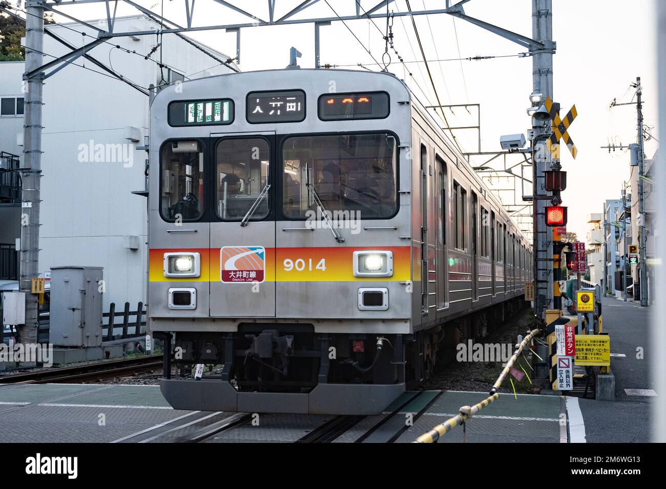 Tokyo, Japan. 12th Nov, 2022. Commuters wait for the Tokyu ÅŒimachi ...