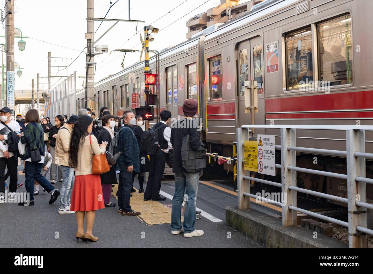 Tokyo, Japan. 12th Nov, 2022. Commuters wait for the Tokyu ÅŒimachi ...